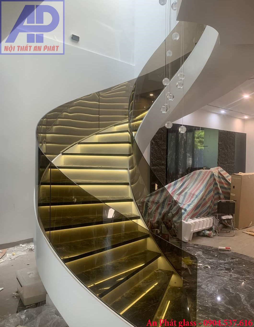 Làm Cầu Thang Kính Cong Đẹp Độc Lạ Giá Rẻ Cho Biệt Thự, Khách Sạn