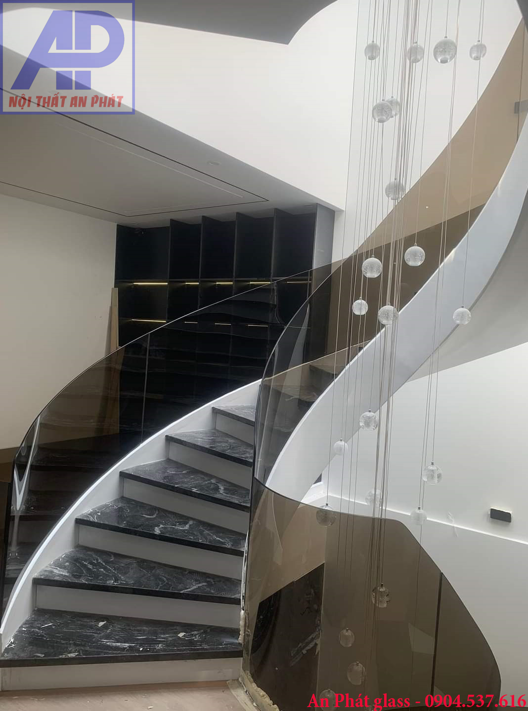 Làm Cầu Thang Kính Cong Đẹp Độc Lạ Giá Rẻ Cho Biệt Thự, Khách Sạn