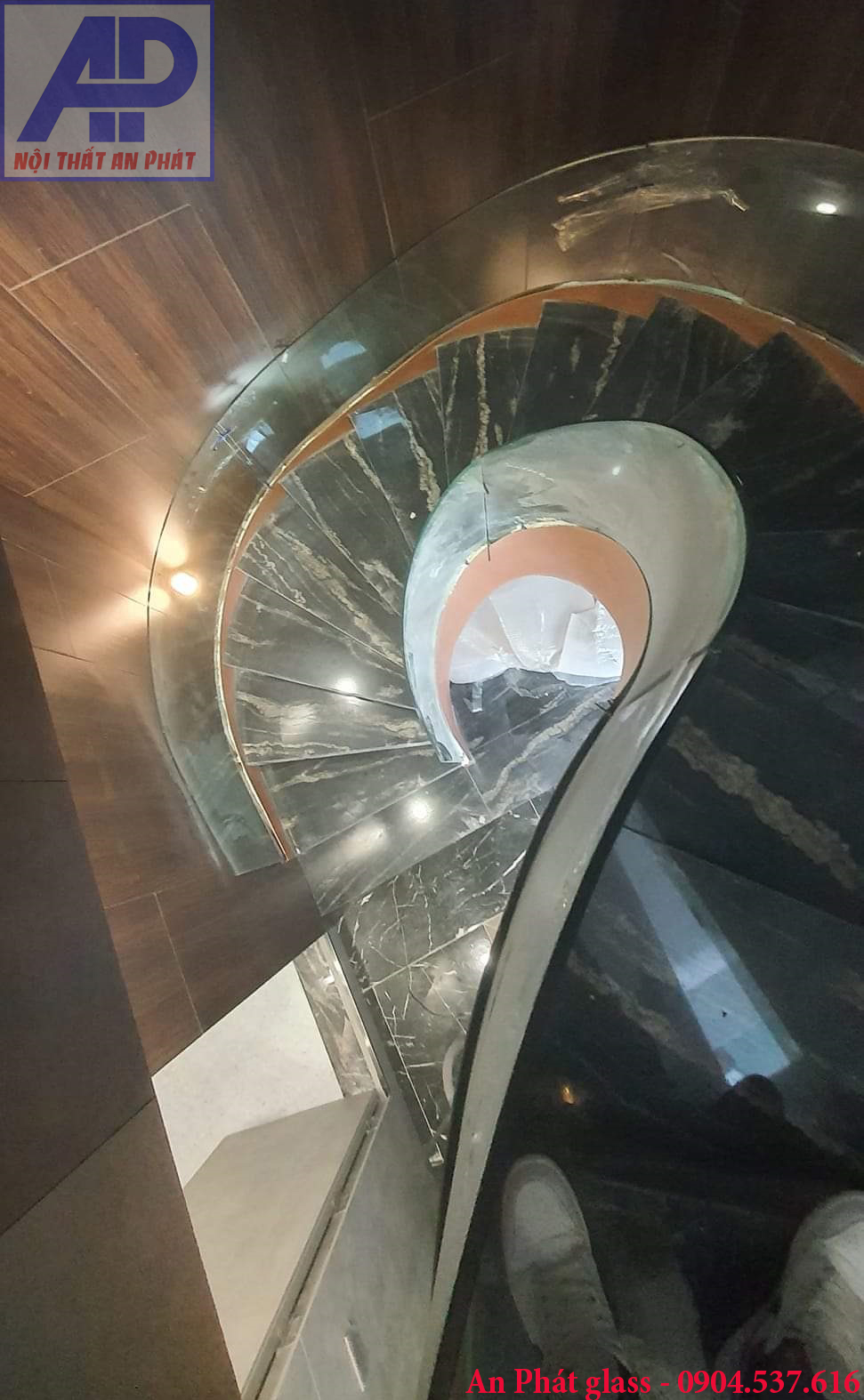 Làm Cầu Thang Kính Cong Đẹp Độc Lạ Giá Rẻ Cho Biệt Thự, Khách Sạn